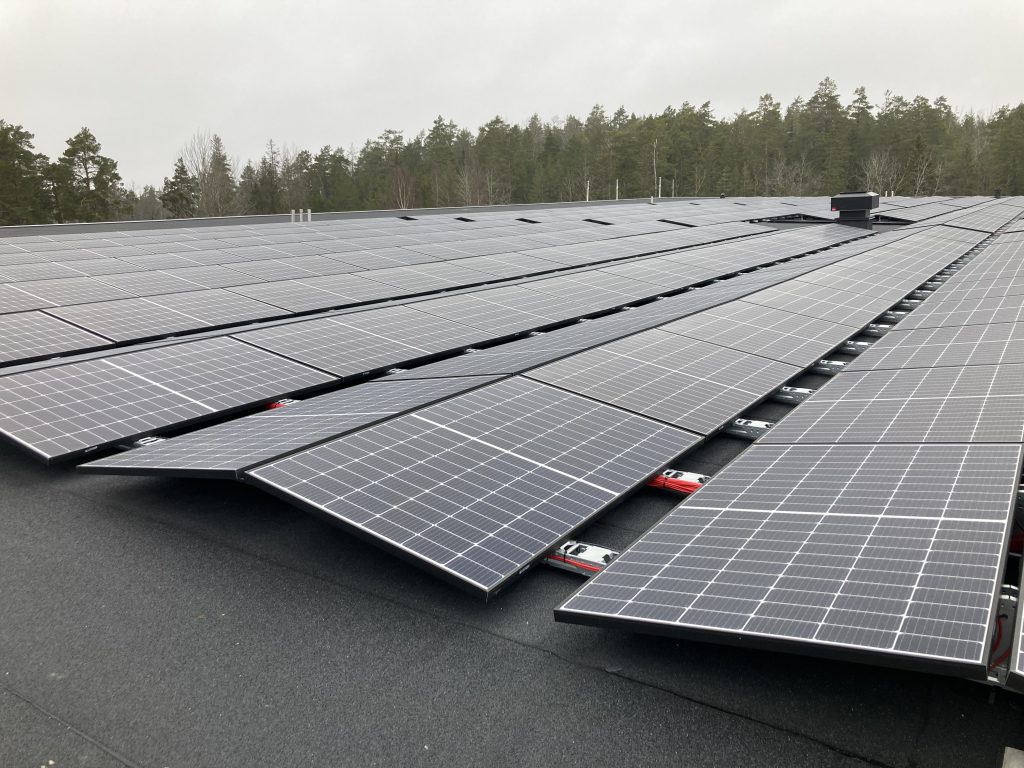 PROJEKT STUDIE: Solkompaniet installerar 848 paneler med FlatFix Wave ...