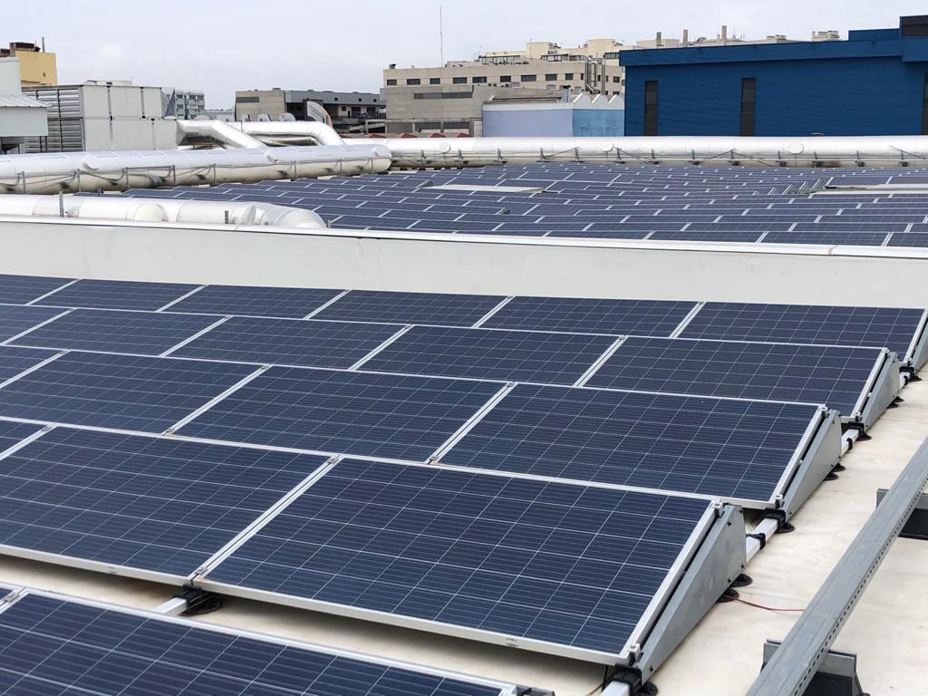 Saltoki instala 1500 paneles (500kW) usando FlatFix Fusion - Esdec