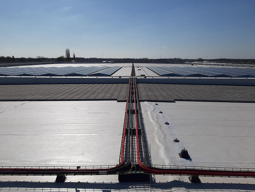 CASE STUDY: Wattco plaatst 1666 panelen voor Trevi met FlatFix Wave ...