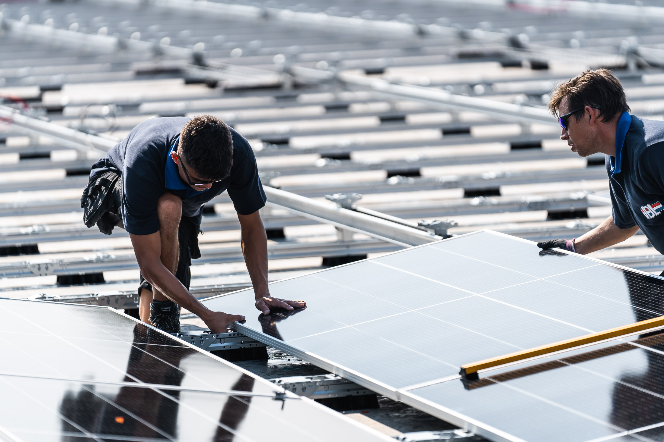 Case study: VDL services installeert 2166 panelen met FlatFix Wave Plus ...