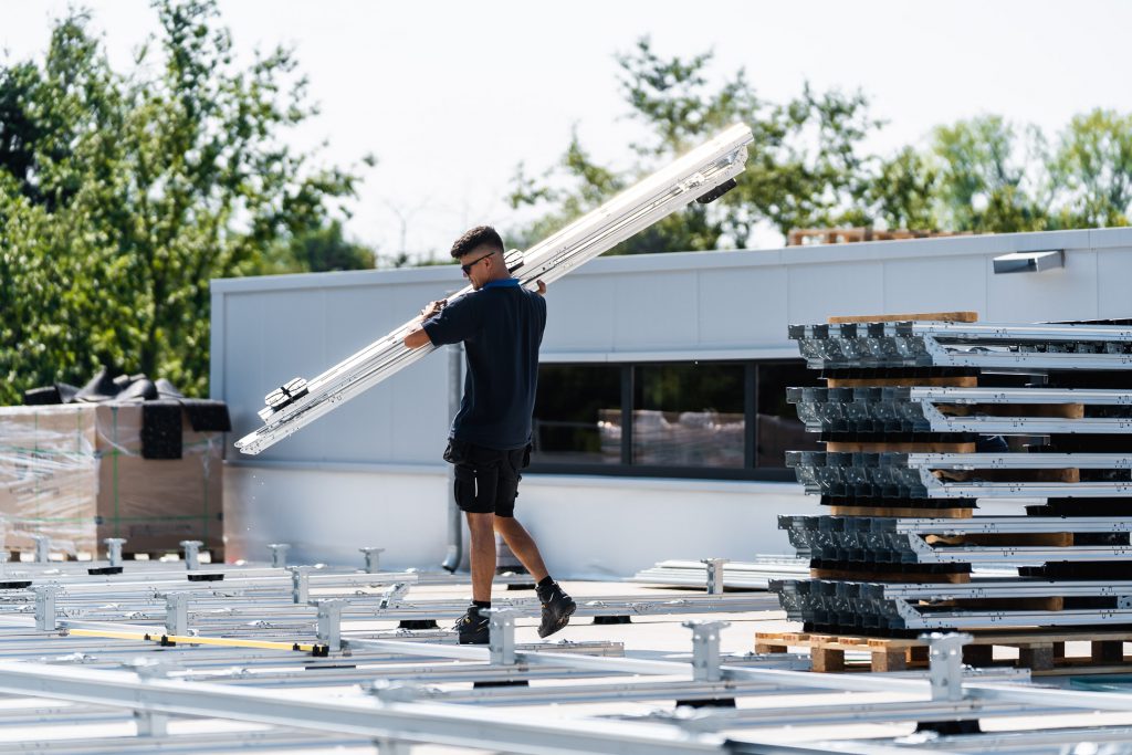 Case study: VDL services installeert 2166 panelen met FlatFix Wave Plus ...