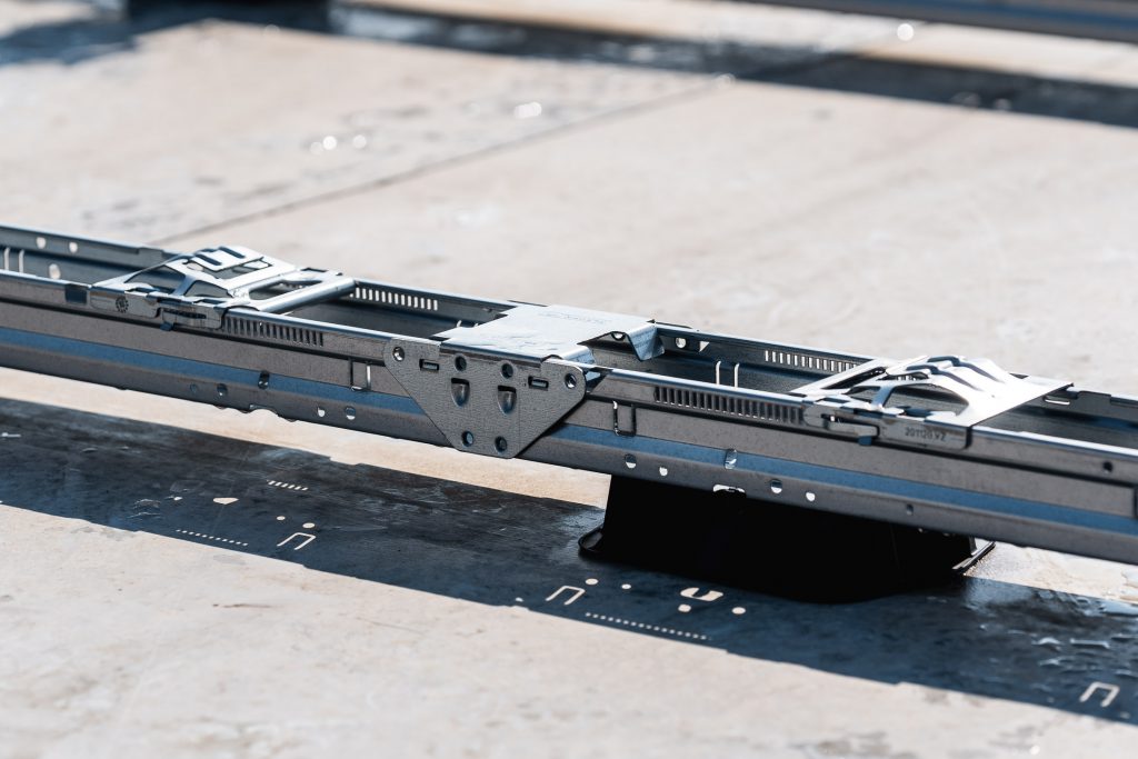 Case study: VDL services installeert 2166 panelen met FlatFix Wave Plus ...