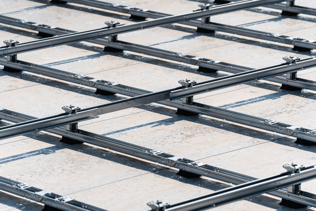 Case study: VDL services installeert 2166 panelen met FlatFix Wave Plus ...