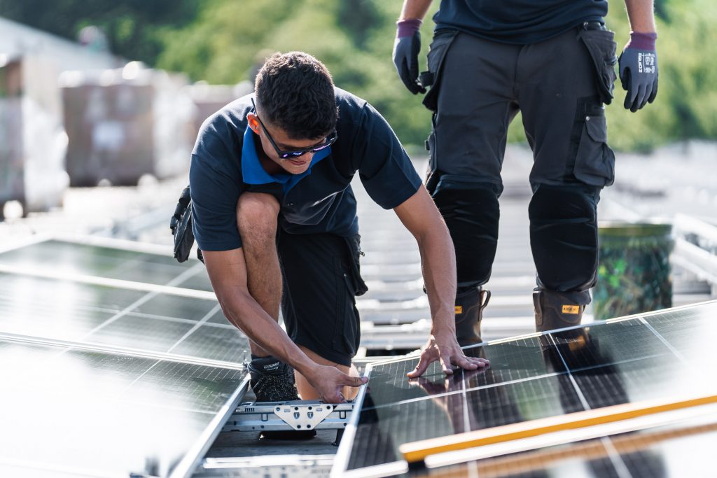 Case study: VDL services installeert 2166 panelen met FlatFix Wave Plus ...