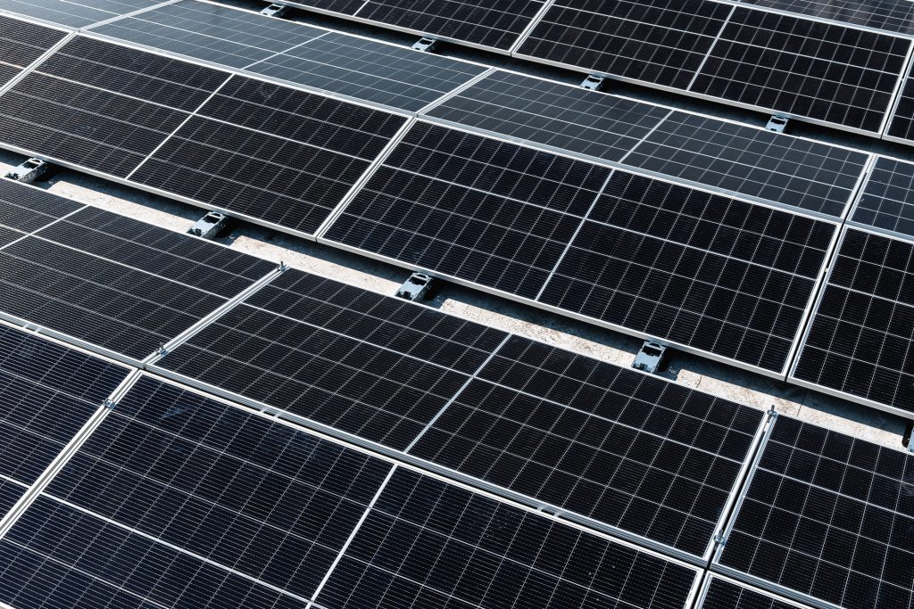 Case study: VDL services installeert 2166 panelen met FlatFix Wave Plus ...