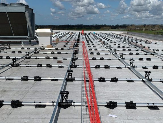 Case study: Zonnepanelen op het dak plaatst 1336 panelen met FlatFix ...