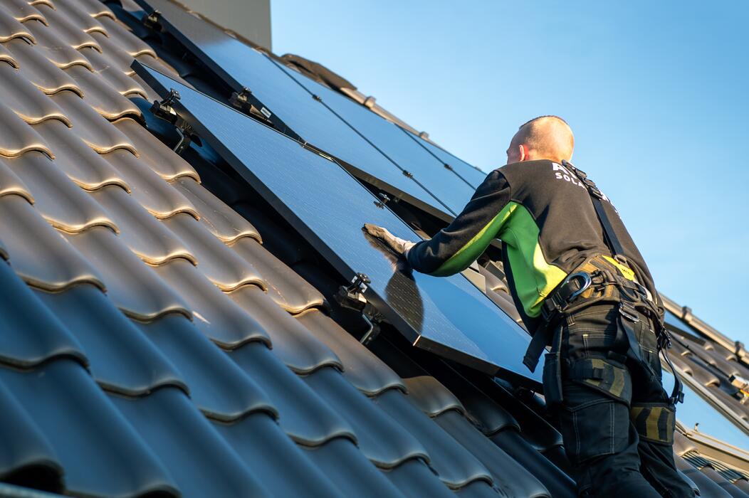 Montagemateriaal Voor Zonnepanelen Op Schuine Daken Esdec